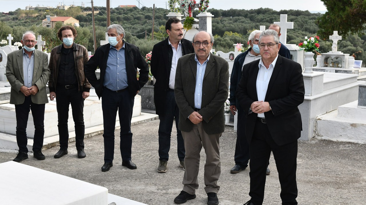 Λουλούδια στον τάφο του Μίκη Θεοδωράκη από τον ΓΓ της ΚΕ του ΚΚΕ ...