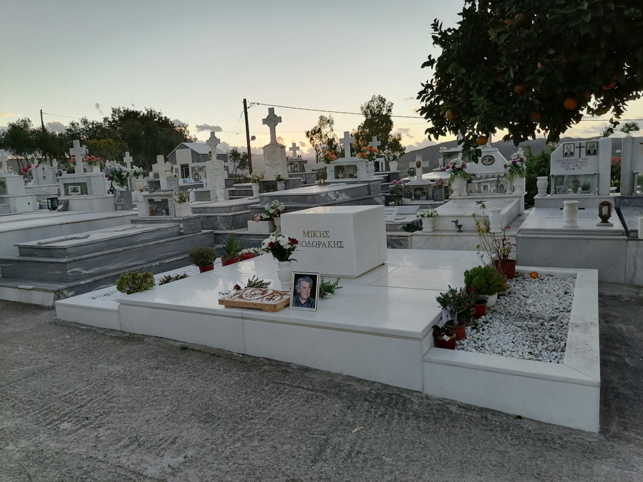 ΤΡΙΜΗΝΟ ΜΝΗΜΟΣΥΝΟ ΤΟΥ ΜΙΚΗ ΘΕΟΔΩΡΑΚΗ - Μίκης Θεοδωράκης Οδηγός