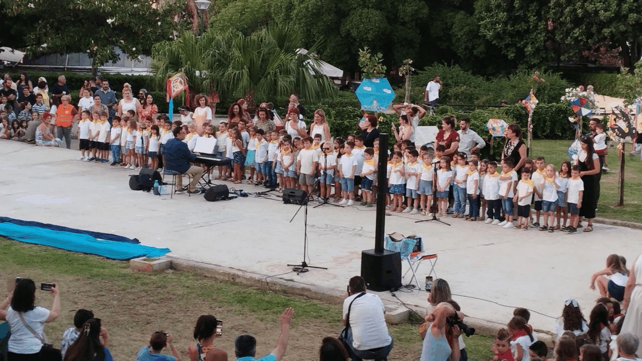 Οι μικροί χαρταετοί συναντούν τον μεγάλο Μίκη της Ειρήνης - Μίκης ...