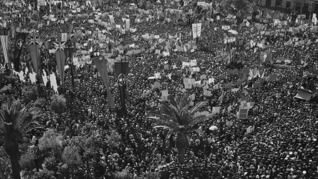 Επέτειος: 80 χρόνια από την απελευθέρωση της Αθήνας - Μίκης Θεοδωράκης ...